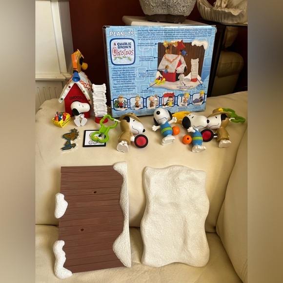 Toys | Snoopys Peanuts Christmas Contest Display Playset Peanuts Toys ...